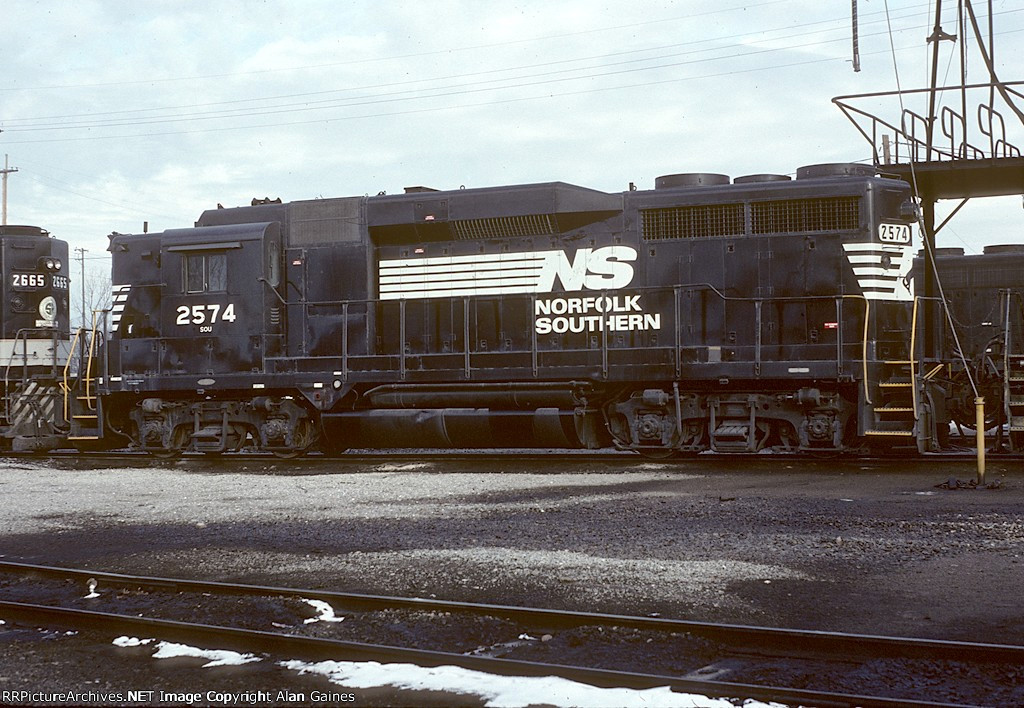 NS GP30 2574